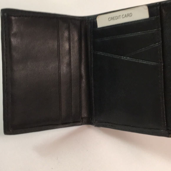 Relic | Bags | Relic By Fossil Retro Images Trifold Wallet | Poshmark